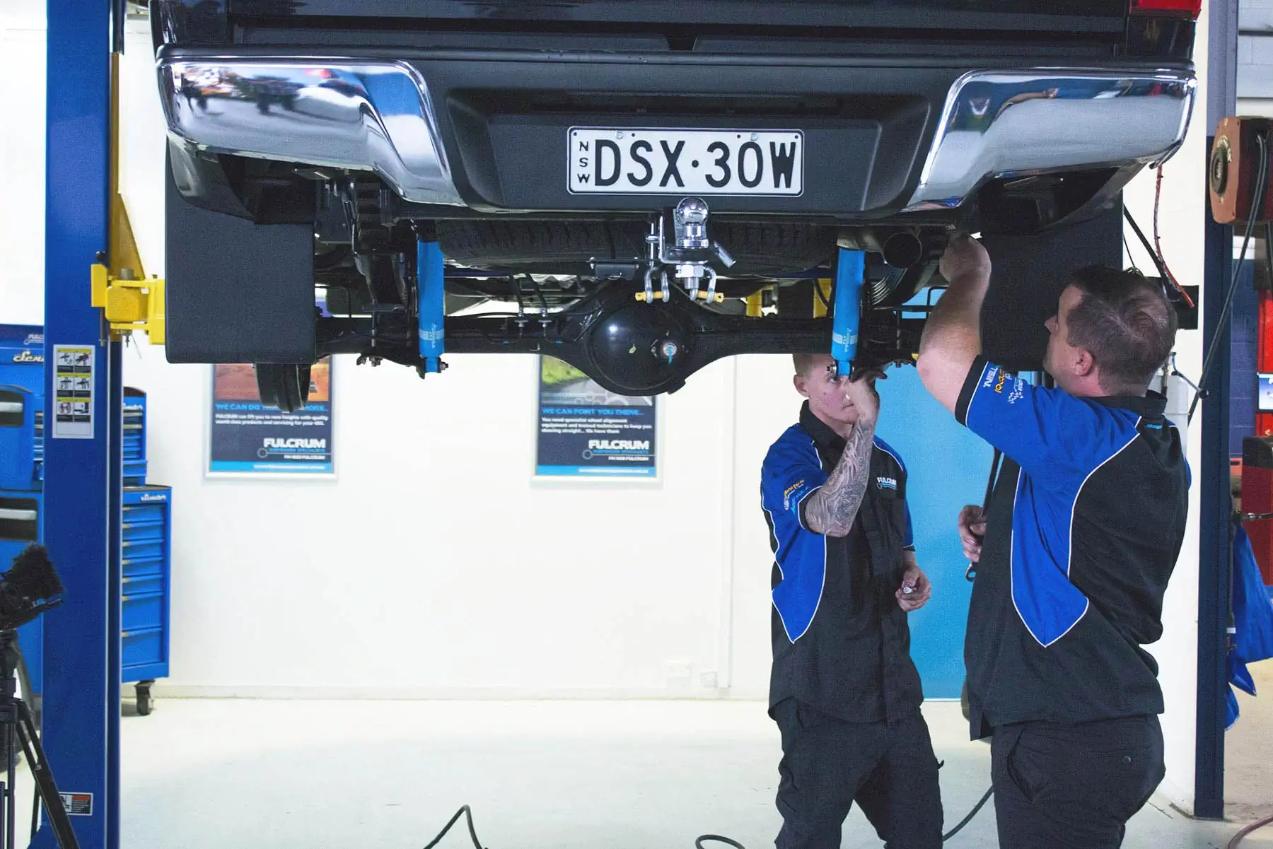 How to install a suspension lift kit - 4WD Action DIY lift kit install ...